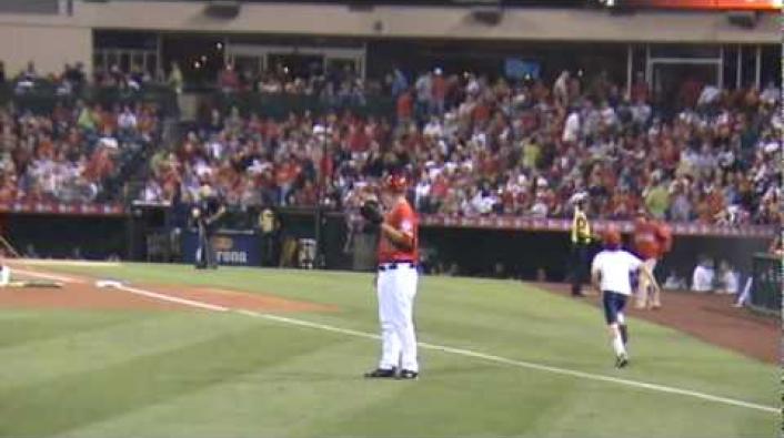 Child Chosen For MLB Fan Promotion Breaks Arm But Still Finishes Event ...