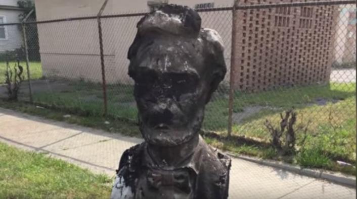 Abraham Lincoln Monument Defaced and Burned in Chicago | VladTV